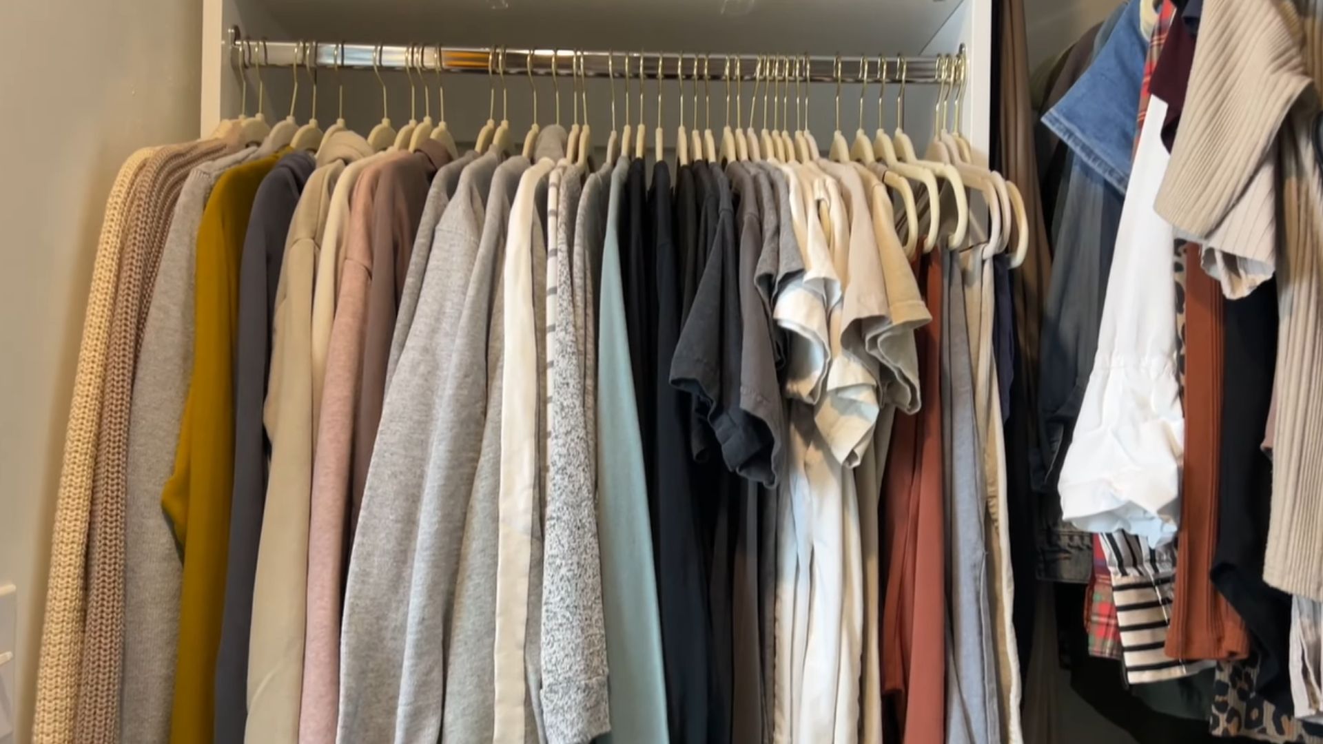 10 Reasons Your Closet Is A Mess & 10 Ways To Organize Your Wardrobe ...